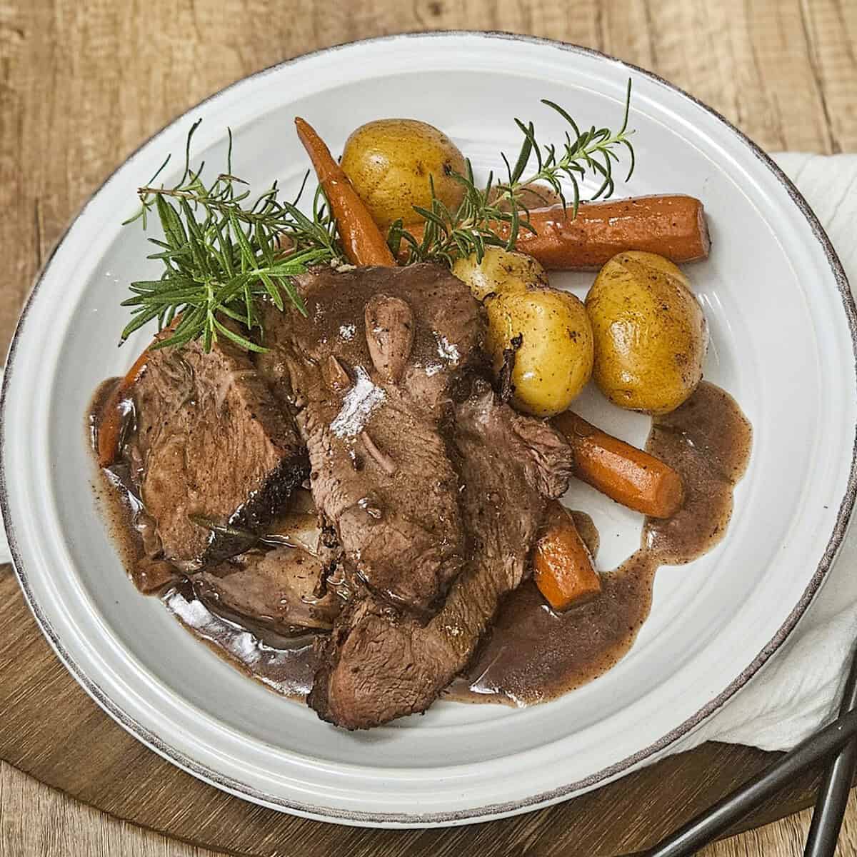 Tender Red Wine Braised Beef Chuck Roast Recipe - Season two taste